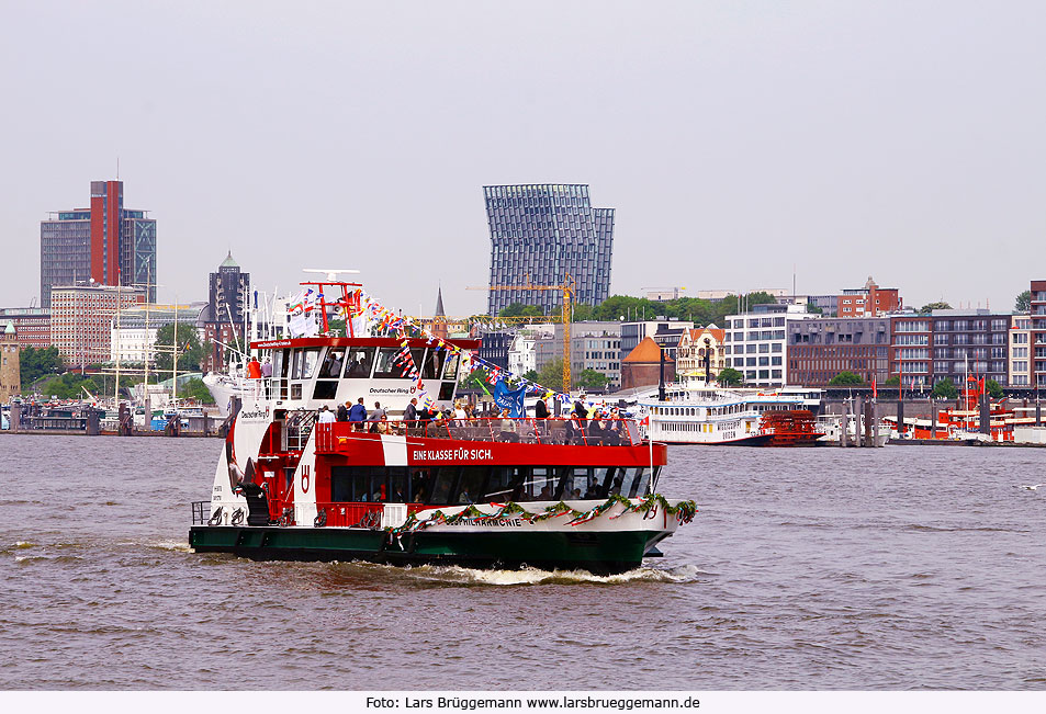 Das HADAG Schiff Elbphilharmonie an den Landungsbruecken - www ...